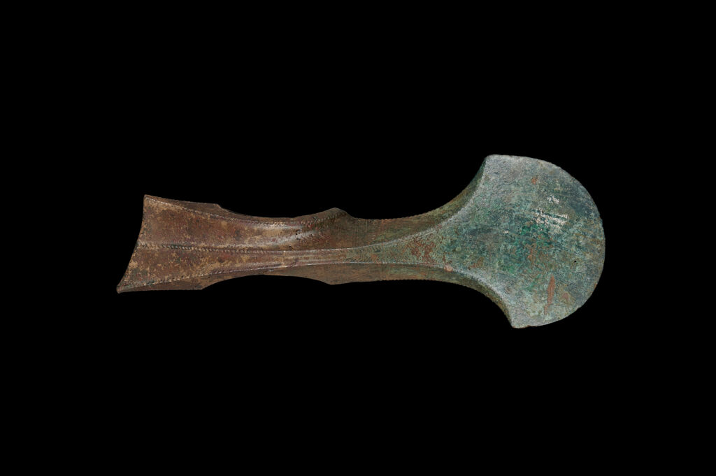 BRONZE BATTLE AXE OF KOBAN CULTURE, 9TH-7TH CENTURY B.C.