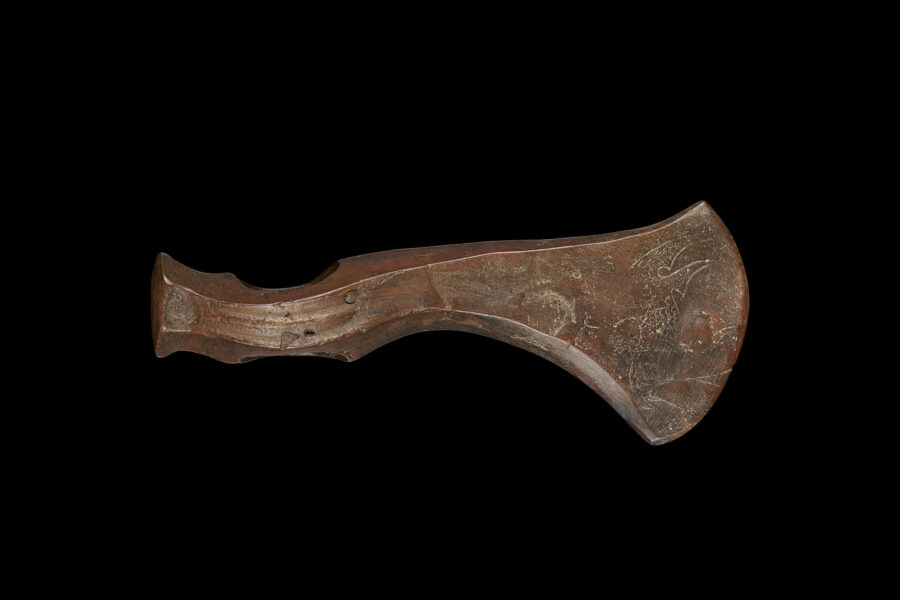 BRONZE BATTLE AXE OF KOBAN CULTURE, 9TH-7TH CENTURY B.C.